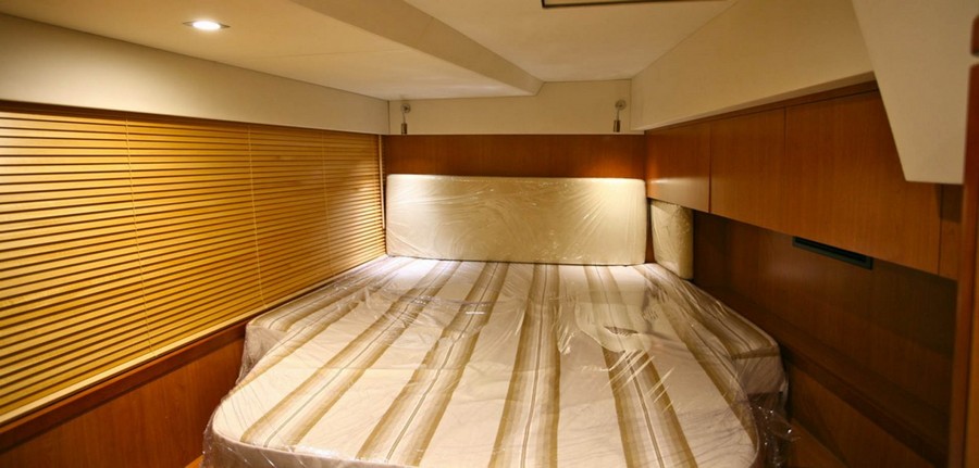 AQUILA 48 ⋆ Hot Magazine